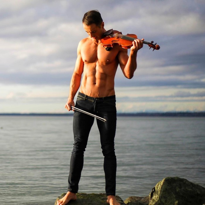 可口半裸提琴手扮成「大力士」演出迪士尼經典曲目，MV簡直是視聽饗宴！ | GagaTai 嘎嘎台