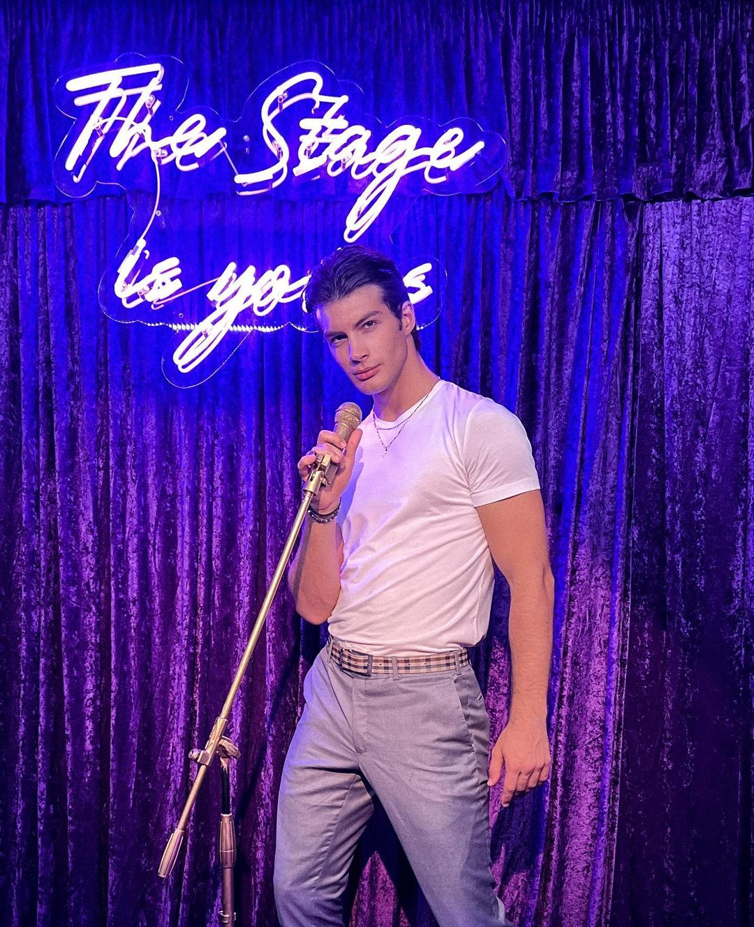 周一嘎肌肉｜裸身嗑漢堡才美味！ 義大利男模呈現裸體藝術：Riccardo Rizzelli | GagaTai 嘎嘎台