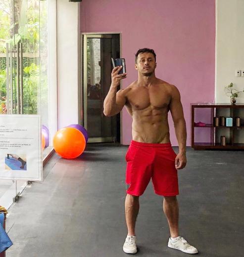 又有天菜在飛機上「辦事」！ 巴西超壯網紅在機上座位掏出那裡把玩 | GagaTai 嘎嘎台