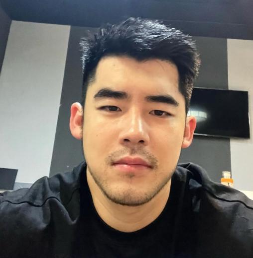 中國同志網紅始祖橋詰聖談私照外流 暢聊：「沒什麼可恥笑的，而且『叫爸爸』很舒服！」 | GagaTai 嘎嘎台