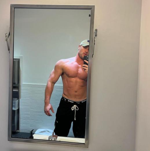 同志喜劇電影《哥兒們》演員 Ryan Faucett 池畔辣照顯「長處」 | GagaTai 嘎嘎台