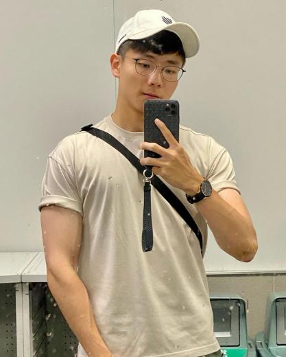 才貌雙全的鮮肉記者！ 網讚：「深度報導超專業，健身增肌更誘人！」 | GagaTai 嘎嘎台