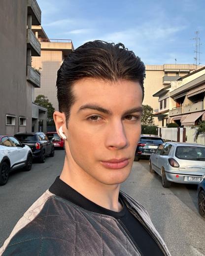 周一嘎肌肉｜裸身嗑漢堡才美味！ 義大利男模呈現裸體藝術：Riccardo Rizzelli | GagaTai 嘎嘎台